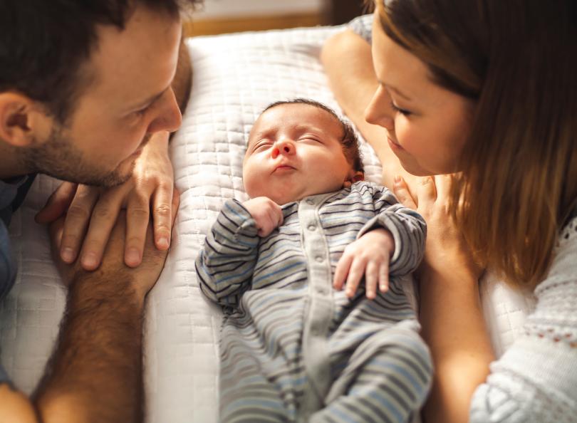 Congé de naissance : un projet à clarifier et améliorer